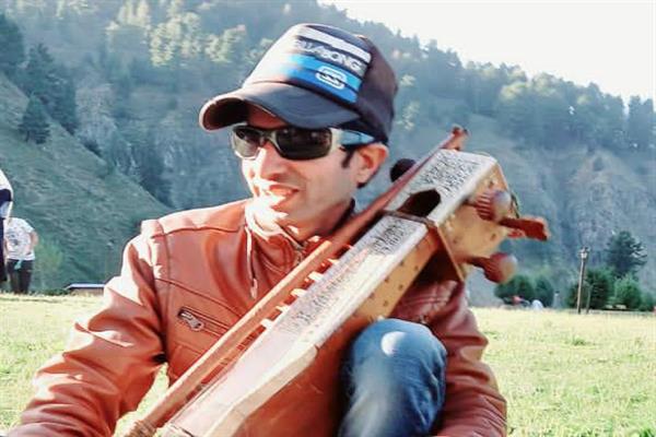 This blind man from Kulgam mesmerizes people with his melodious voice ...