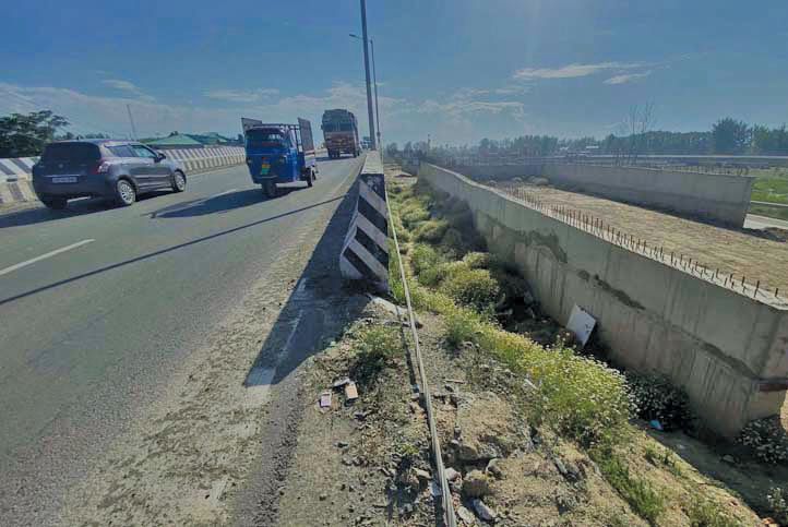 Construction of flyovers: Traffic plying on just 5.5 meter road surface ...