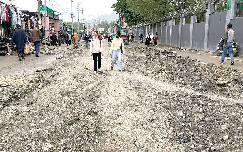 A decade on, Zaffran colony-Pampore road continues to be in dilapidated ...