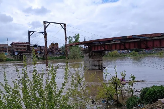 Gandbal footbridge work going at slow pace, allege locals | KNO