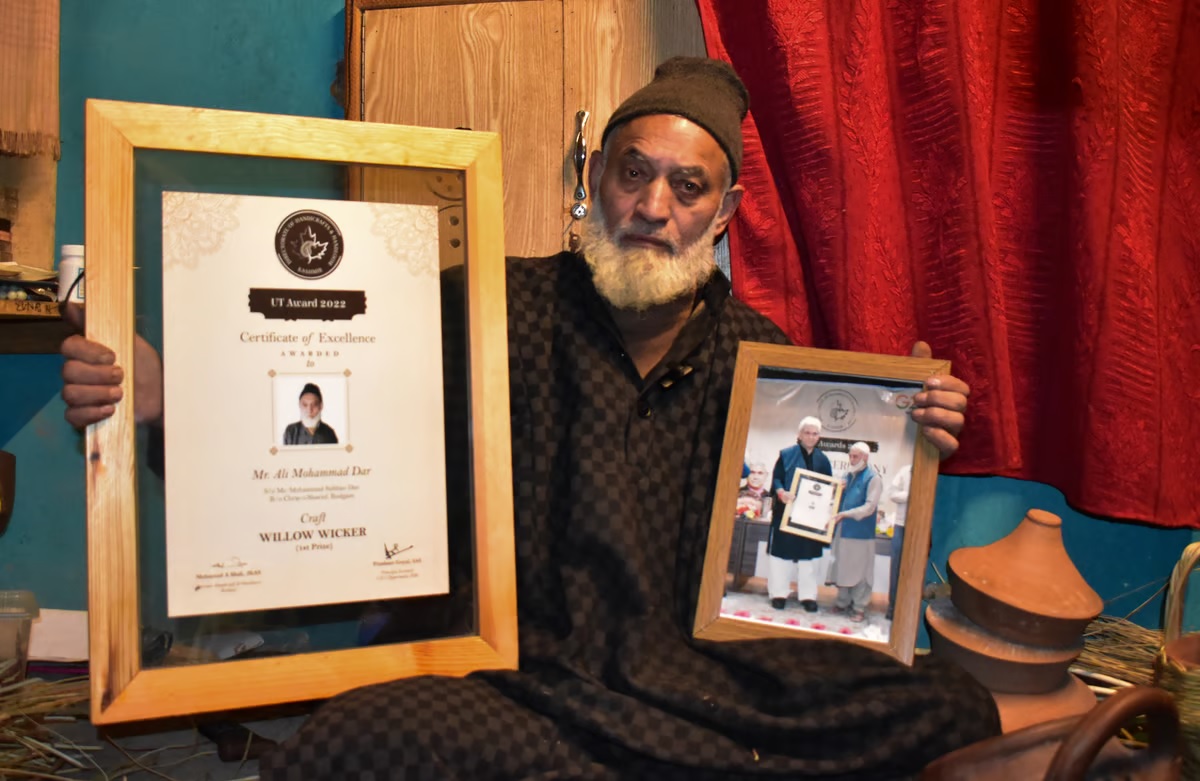 Meet Ali Mohammad Dar: The master Kangri maker of Kashmir | KNO