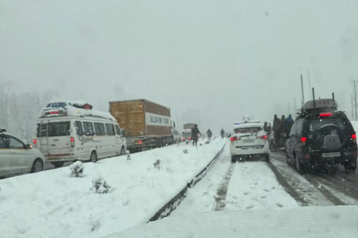 Snowfall: Sgr-Bla road cut-off, Transporters anguished for negligence | KNO