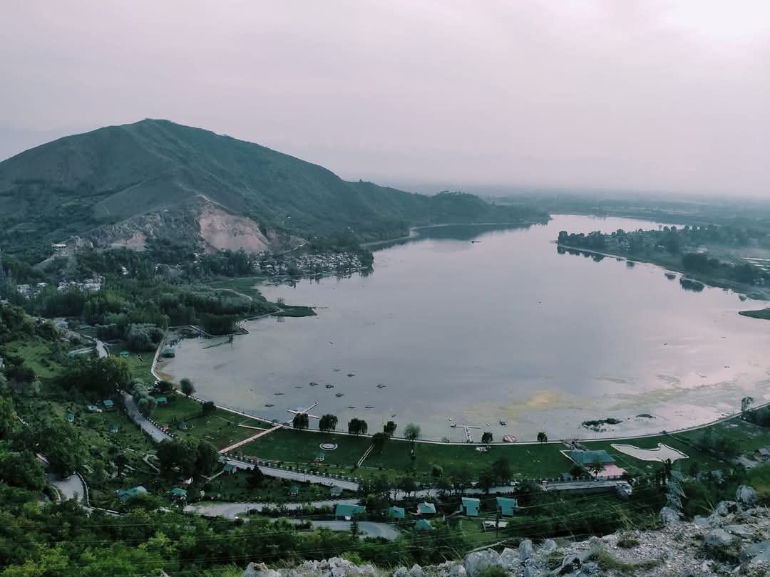 Manasbal Lake set to become eco-tourism hub with new scenic pathway | KNO