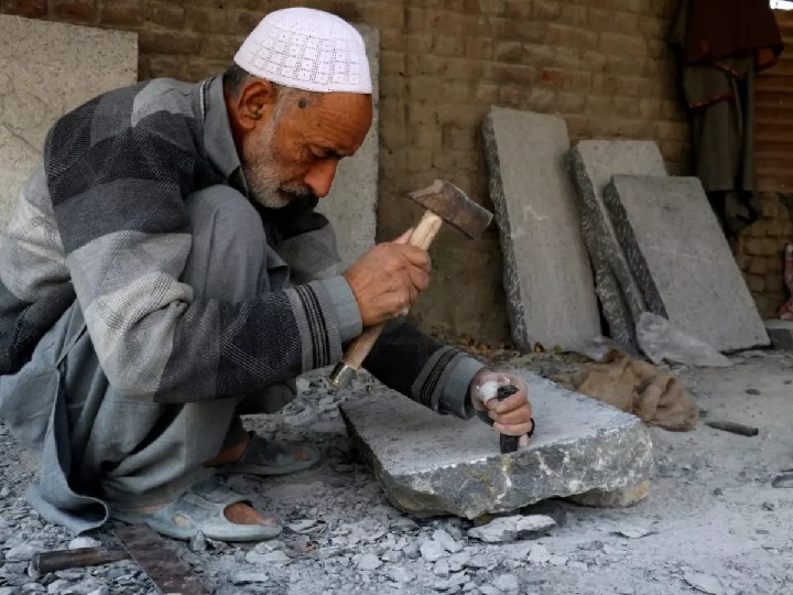 Kashmir: Sangtaraashs see their art dying | KNO