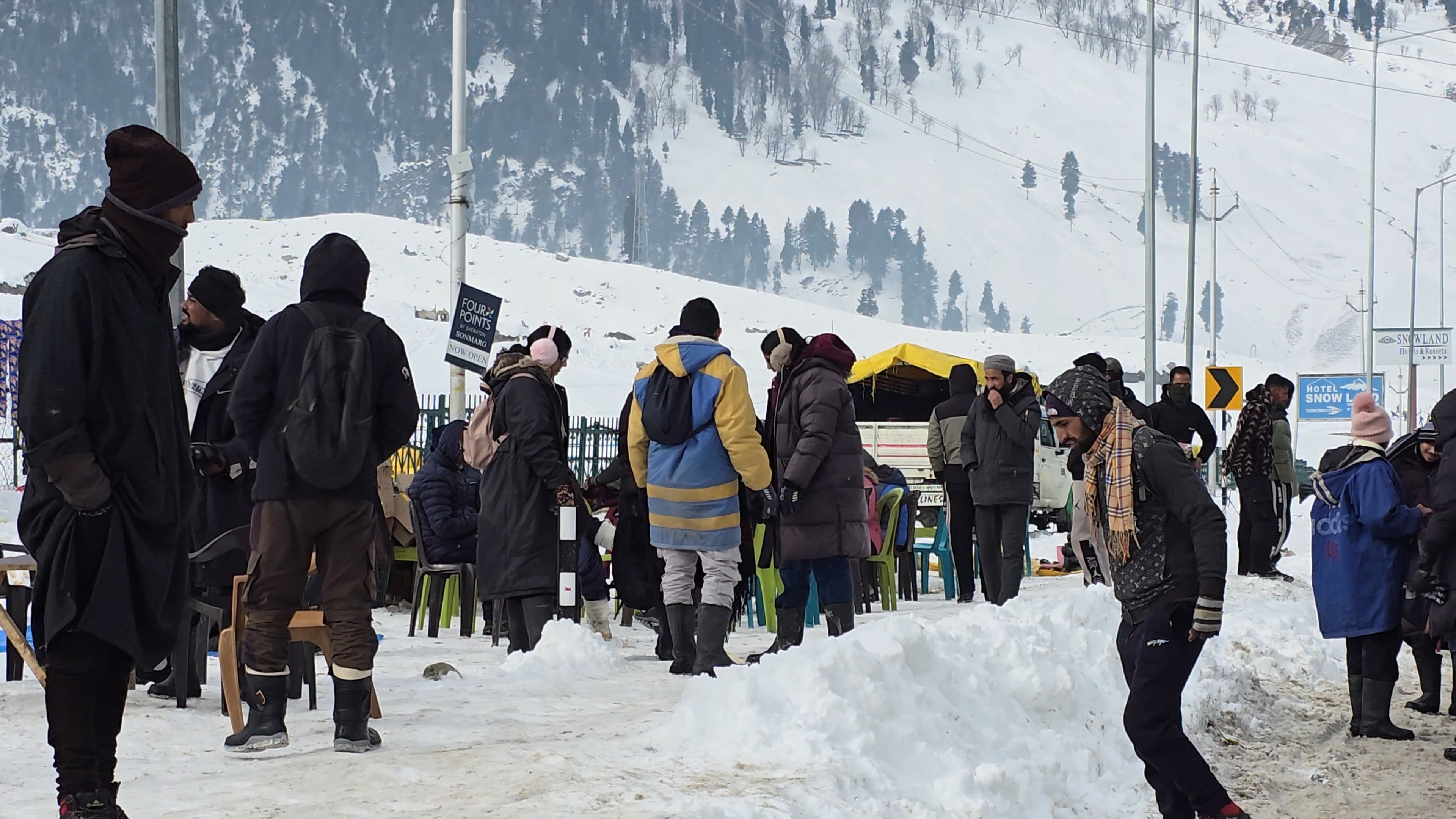 Sonamarg Turns into Winter Wonderland with Fresh Snowfall; Tourists ...
