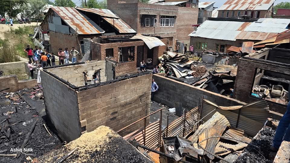 13 houses gutted, many families rendered homeless in Noorbagh blaze | KNO