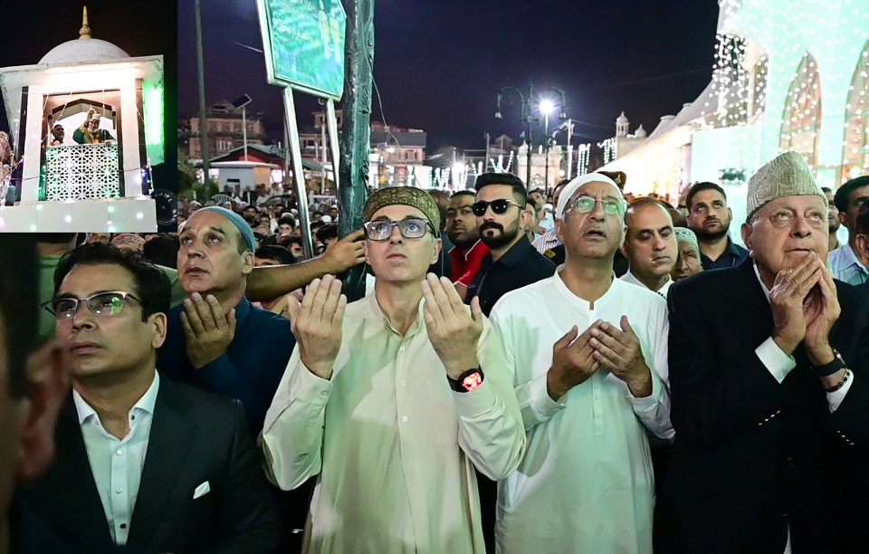 CM Omar offers Magrib prayers at Hazratbal Shrine | KNO