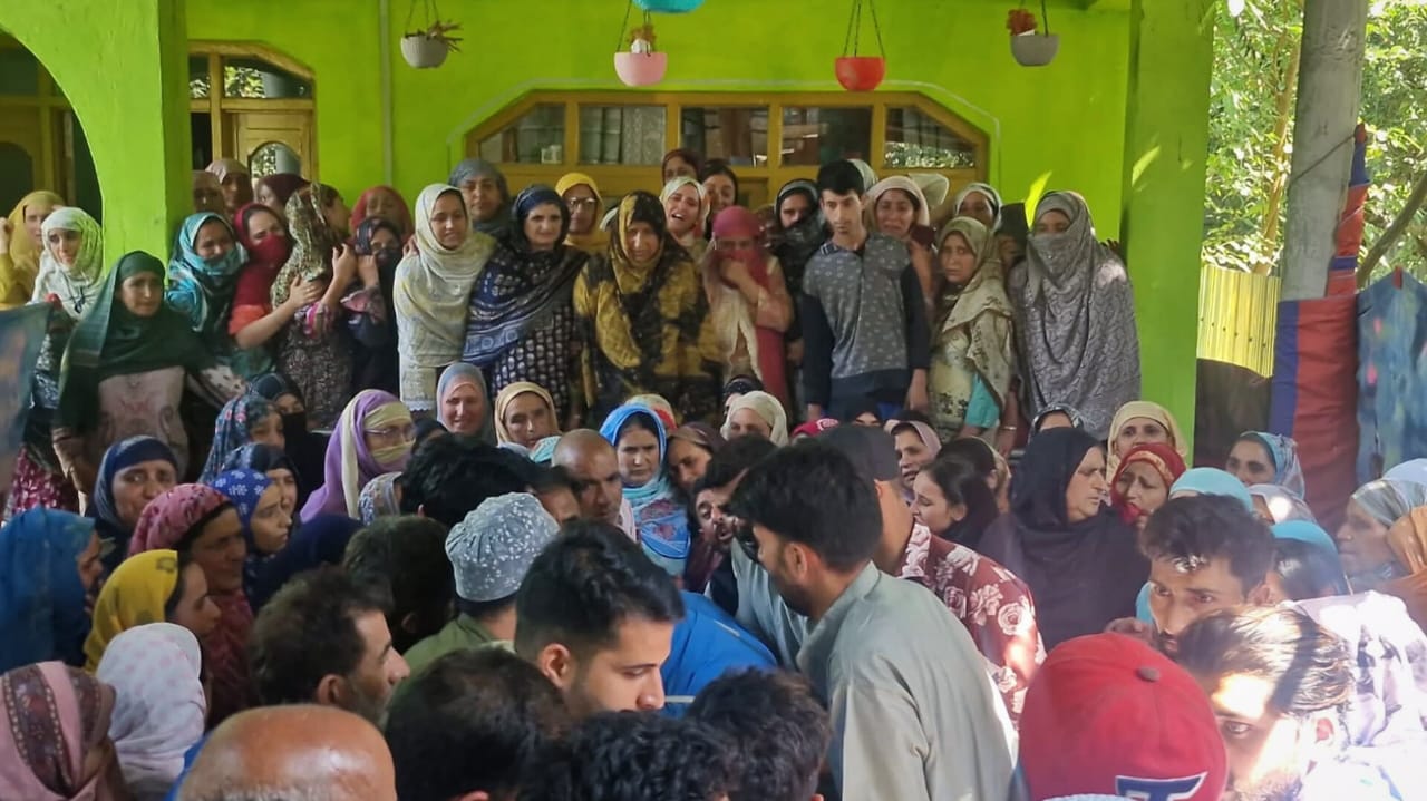 Protests in Handwara village after pregnant woman found dead at home | KNO